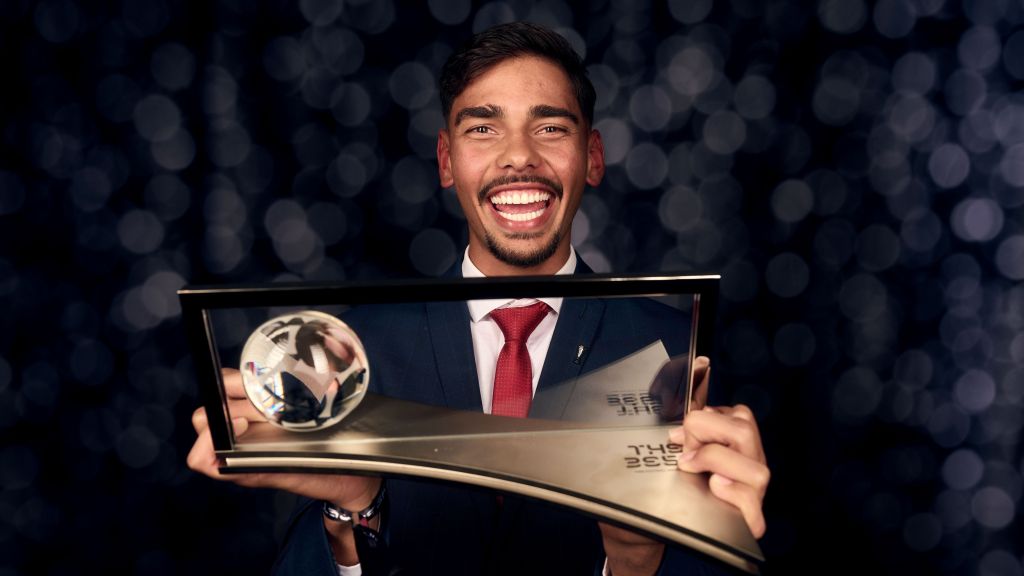 Vencedor do Puskás revela à CNN que sonha em jogar a Premier League ...